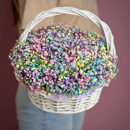 Цветная гипсофила в корзине S купить с доставкой в Москве